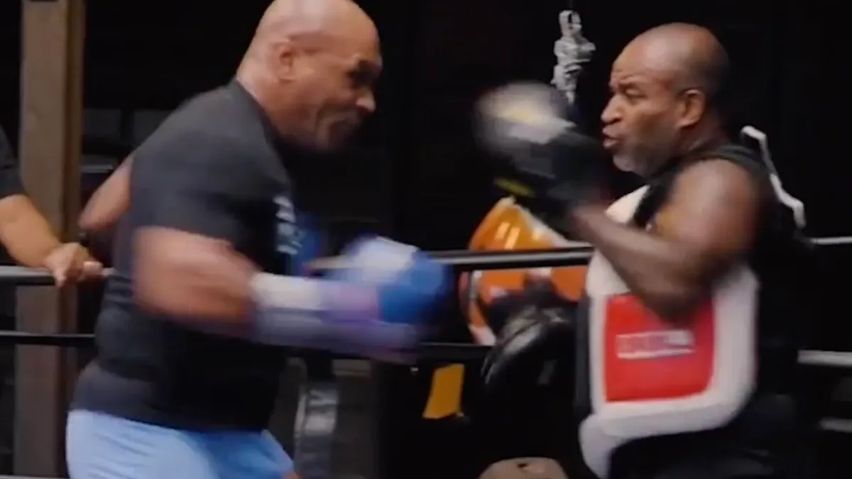 Mike Tyson is in de ring nog steeds een absoluut monster | LOESOE