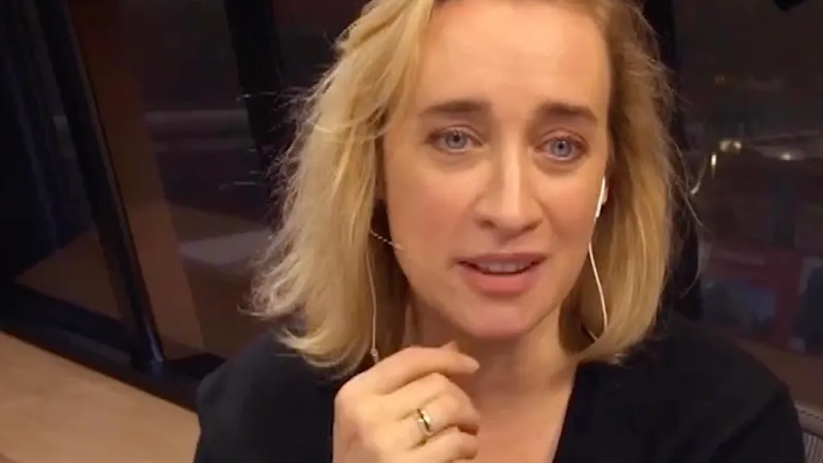 Eva Jinek probeert dikke buik te verstoppen | LOESOE