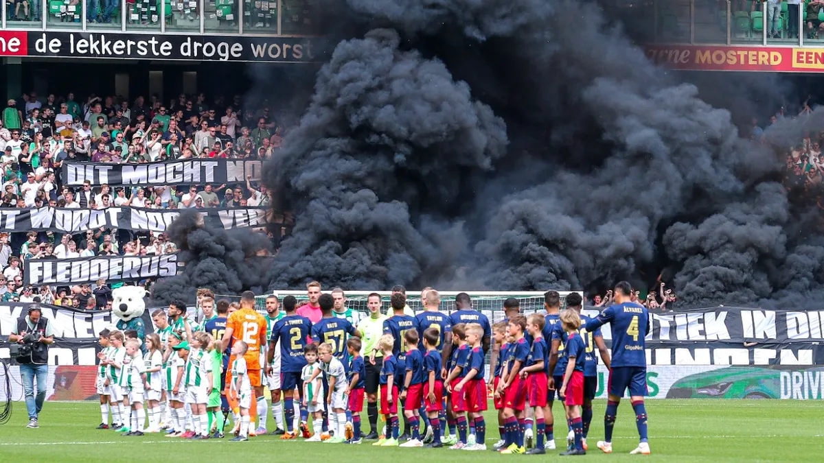 Enorm drama bij voetbalwedstrijd FC Groningen-Ajax: Wedstrijd gestaakt | LOESOE
