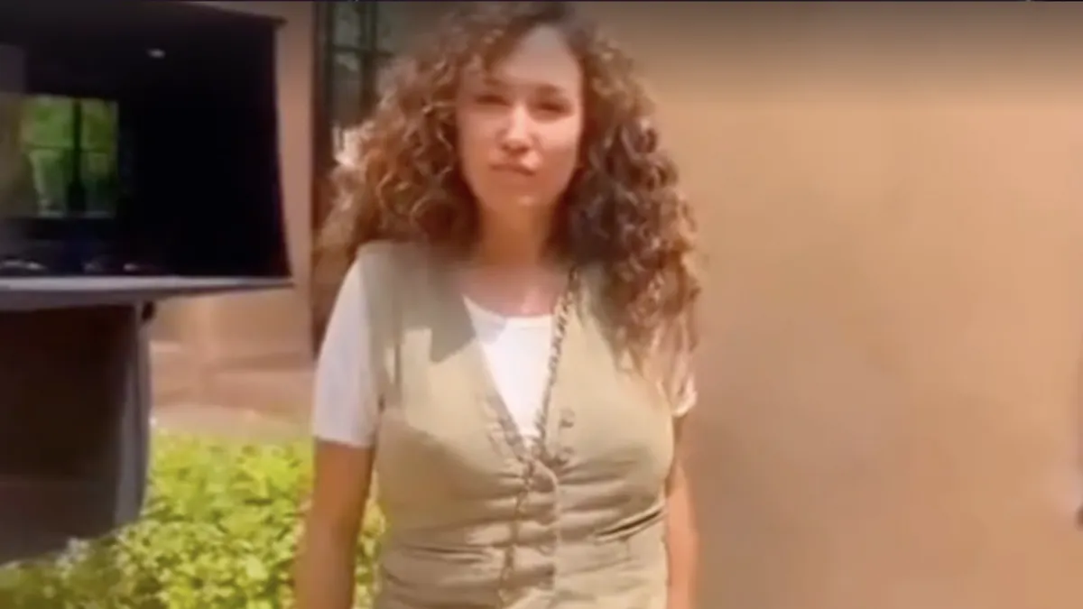 Katja Schuurman scheurt uit haar broek en showt bilnaad | LOESOE