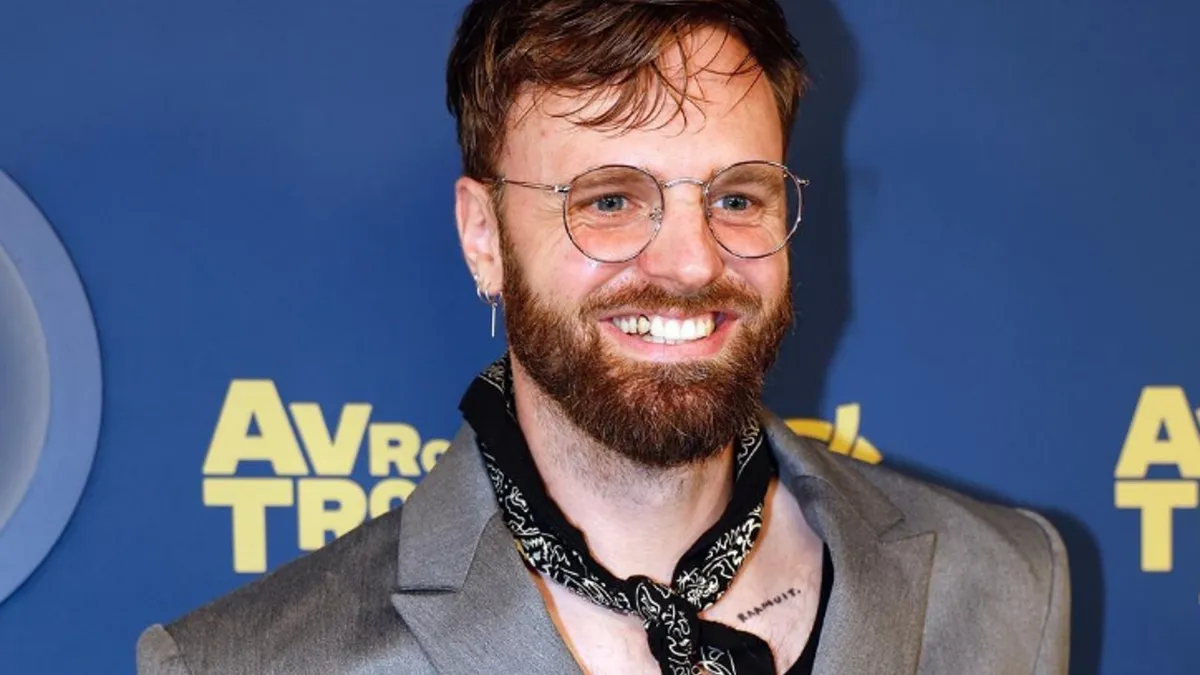 Tim Hofman gebasht voor het dragen van hoke hakken: "Kijk hem ...