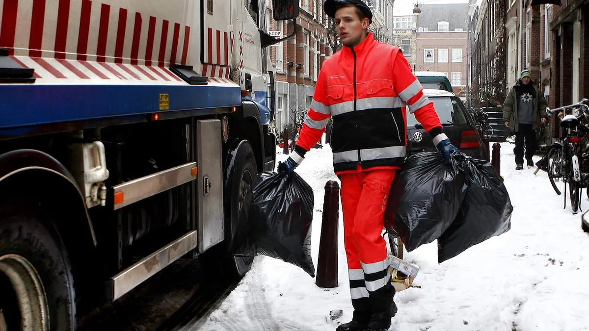 Dit verdien je als vuilnisman in 2024 | LOESOE