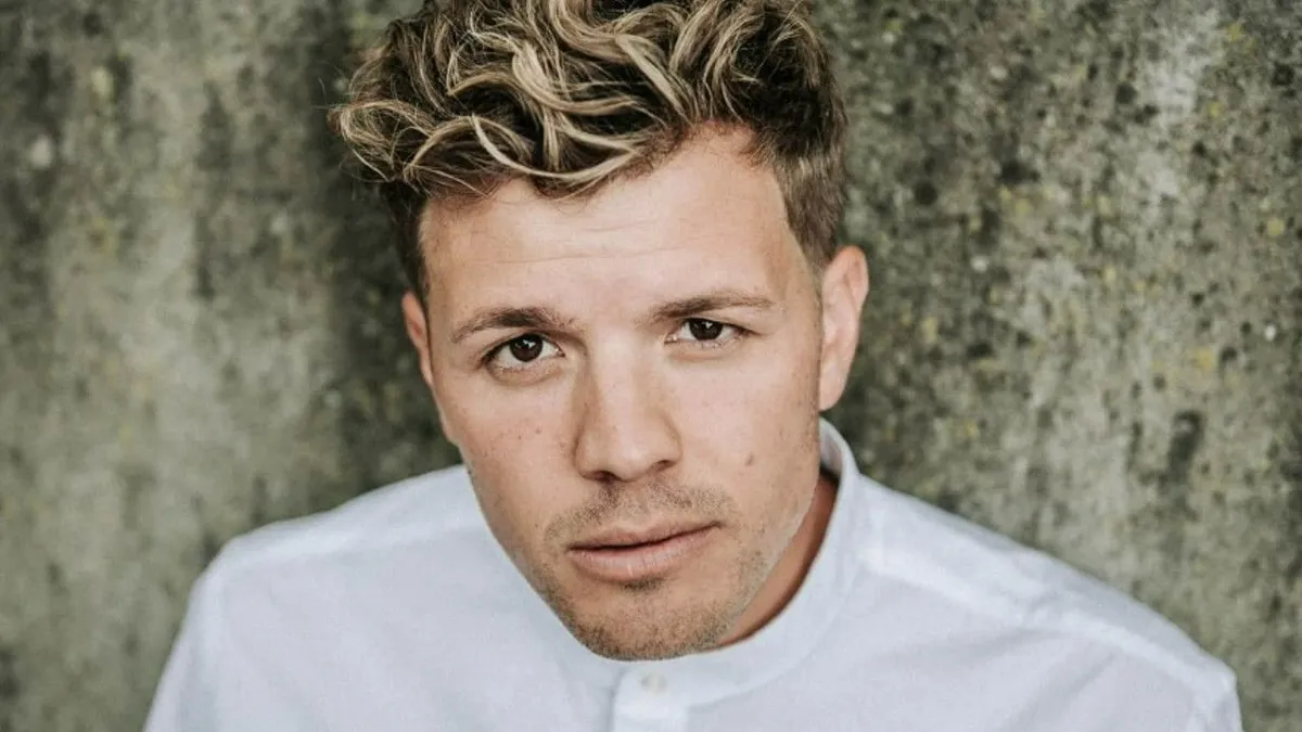 Jaap Resema doet shirt uit en blijkt inderdaad geen nek te hebben | LOESOE