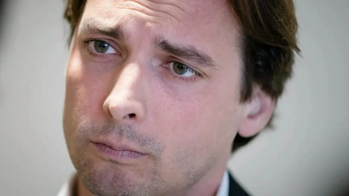 BEELDEN: Thierry Baudet toegetakeld met scherp voorwerp | LOESOE
