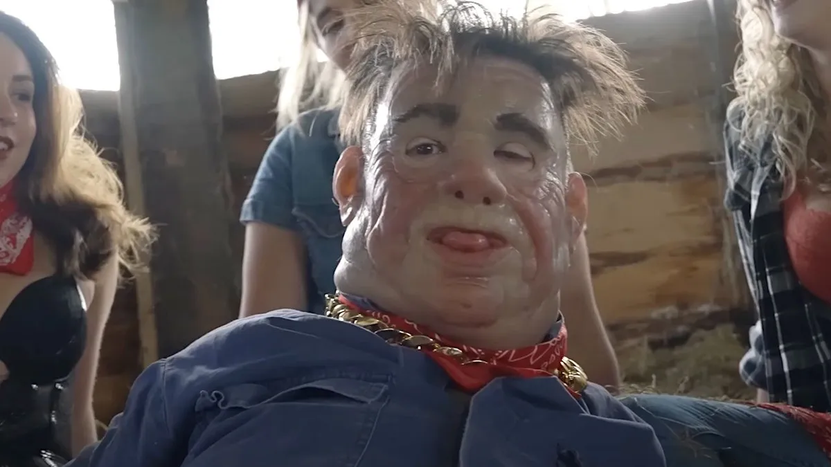 Wie is Boer Harm? We weten nu eindelijk wie er achter het masker zit ...