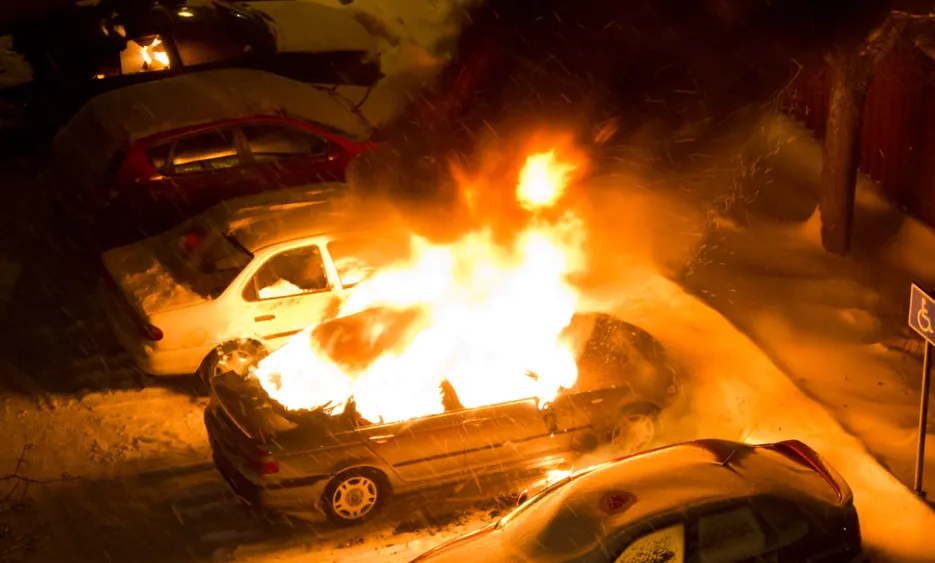 Grote brand verwoest tientallen auto’s bij Schiphol (VIDEO) | LOESOE