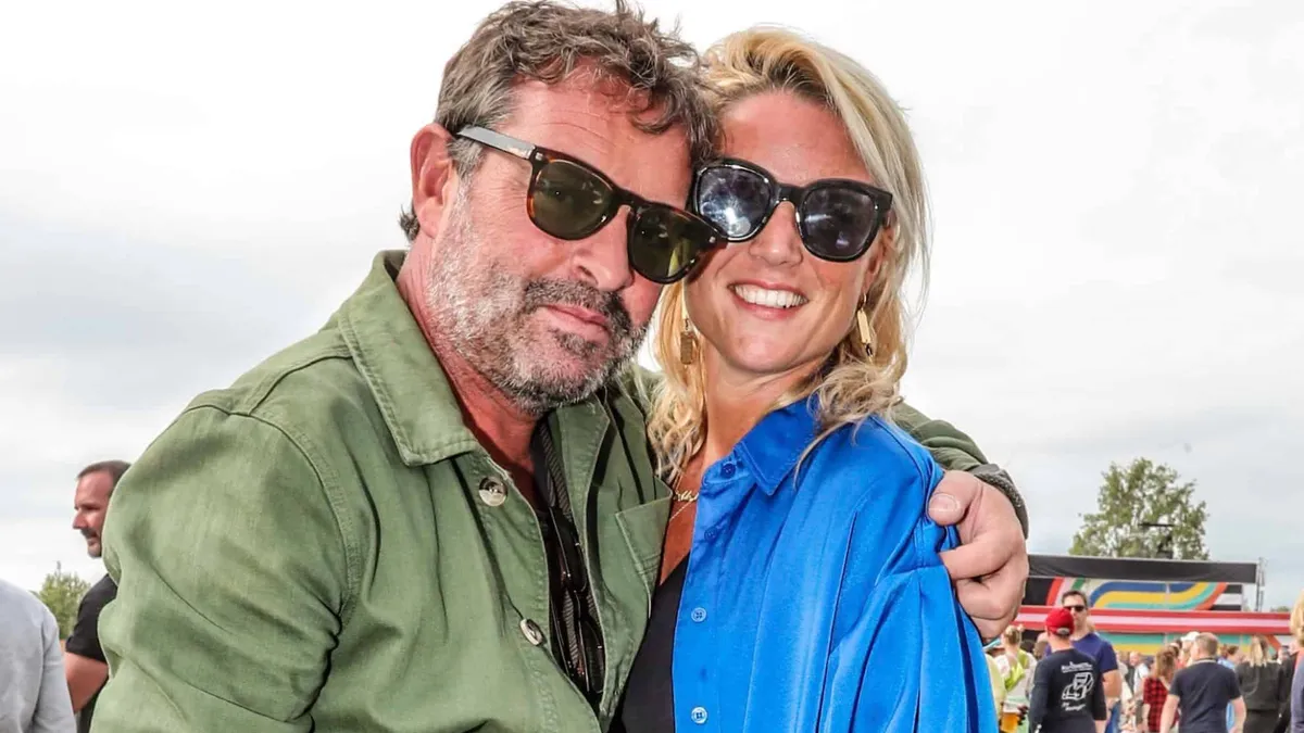 Adriaan Van den Hoof toont zijn vriendin in bikini en doet vreemde ...