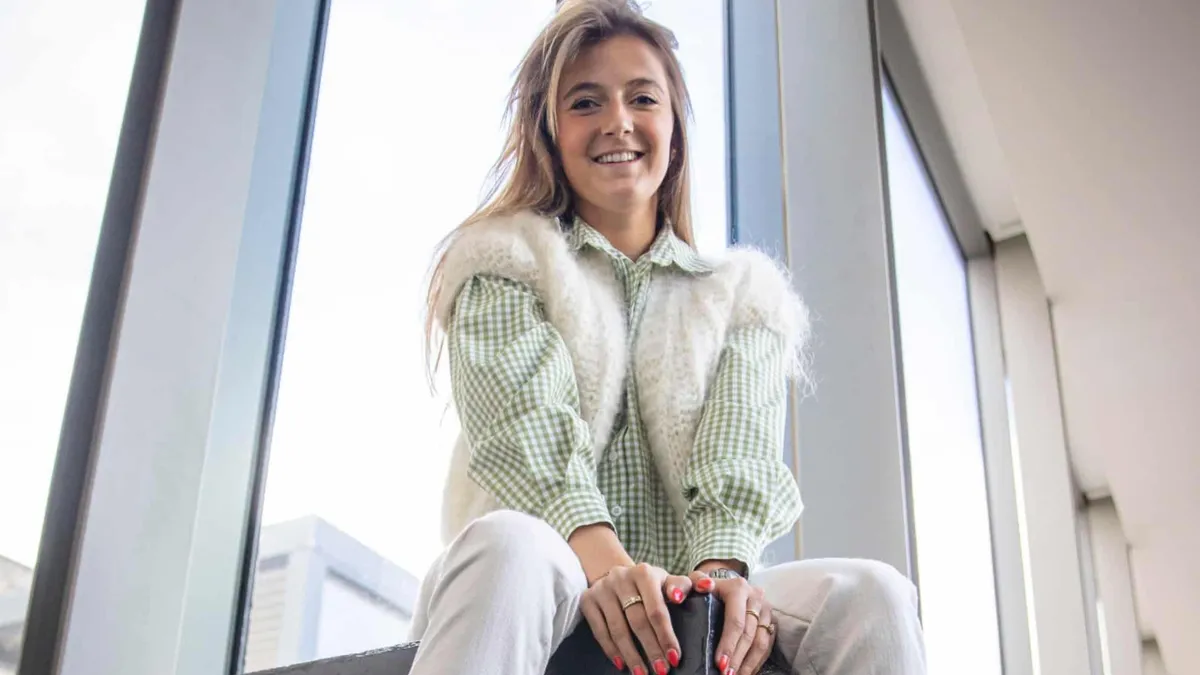 Ondeugende Jamie-Lee Six gooit al haar troeven in de strijd en showt ...