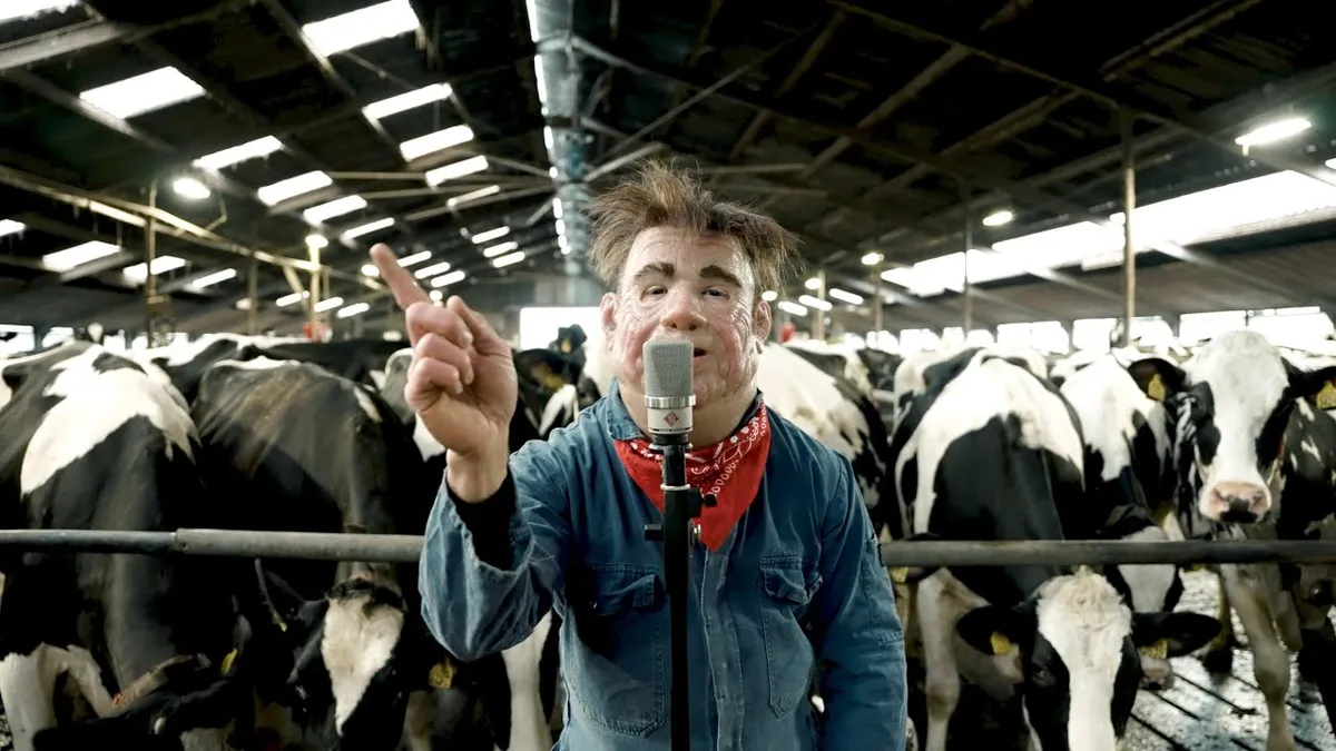 Social media hit Boer Harm maakt geweldige afspraak met Van Wolfswinkel ...