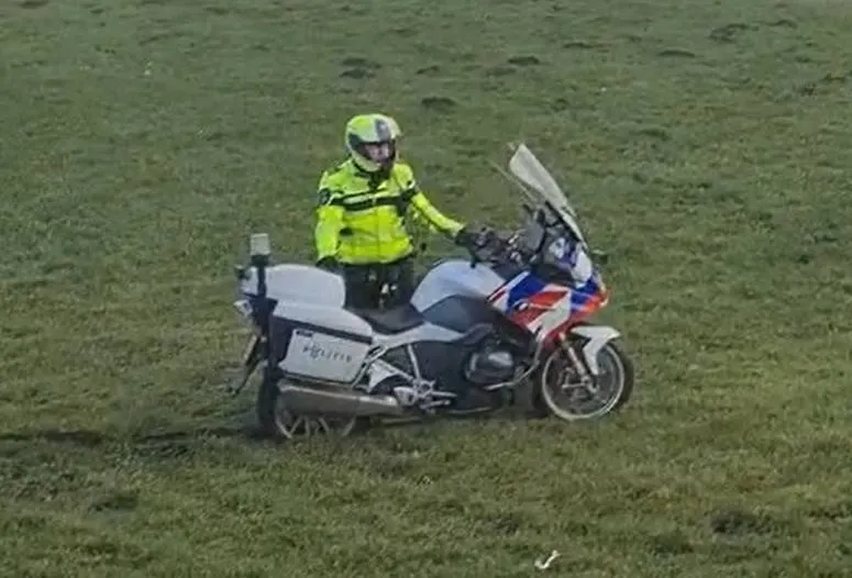 Video | OEPS! Motoragenten rijden zichzelf vast tot hilariteit van de ...