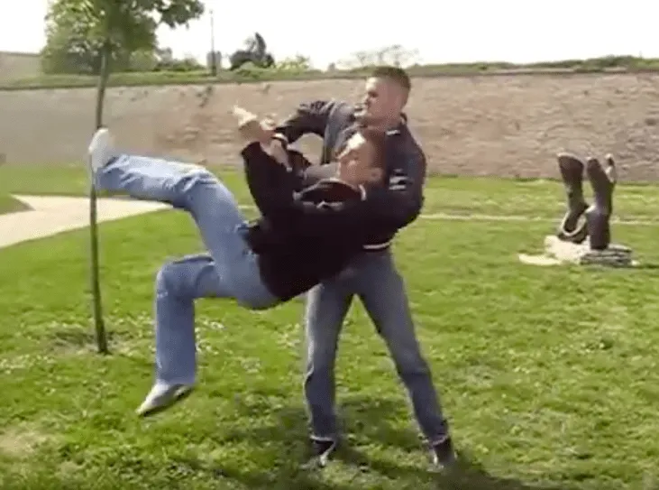 Drie manieren om iemand knock-out te krijgen in een straat gevecht ...