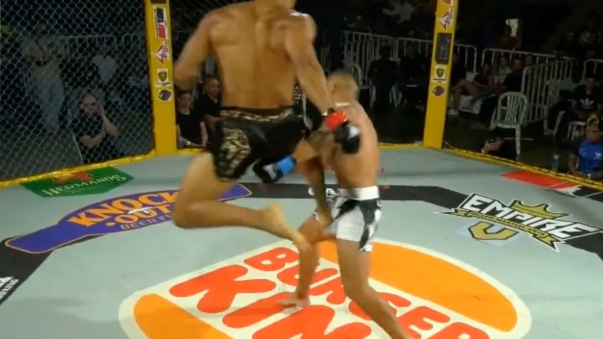 🎥 Ooooh! Verwoestende knock-out zorgt voor sensatie bij MMA-gevecht ...