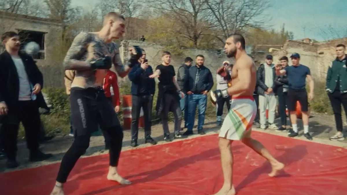 🎥 'Nooit je vriendin meenemen als je moet vechten!' Kickbokser gaat ...