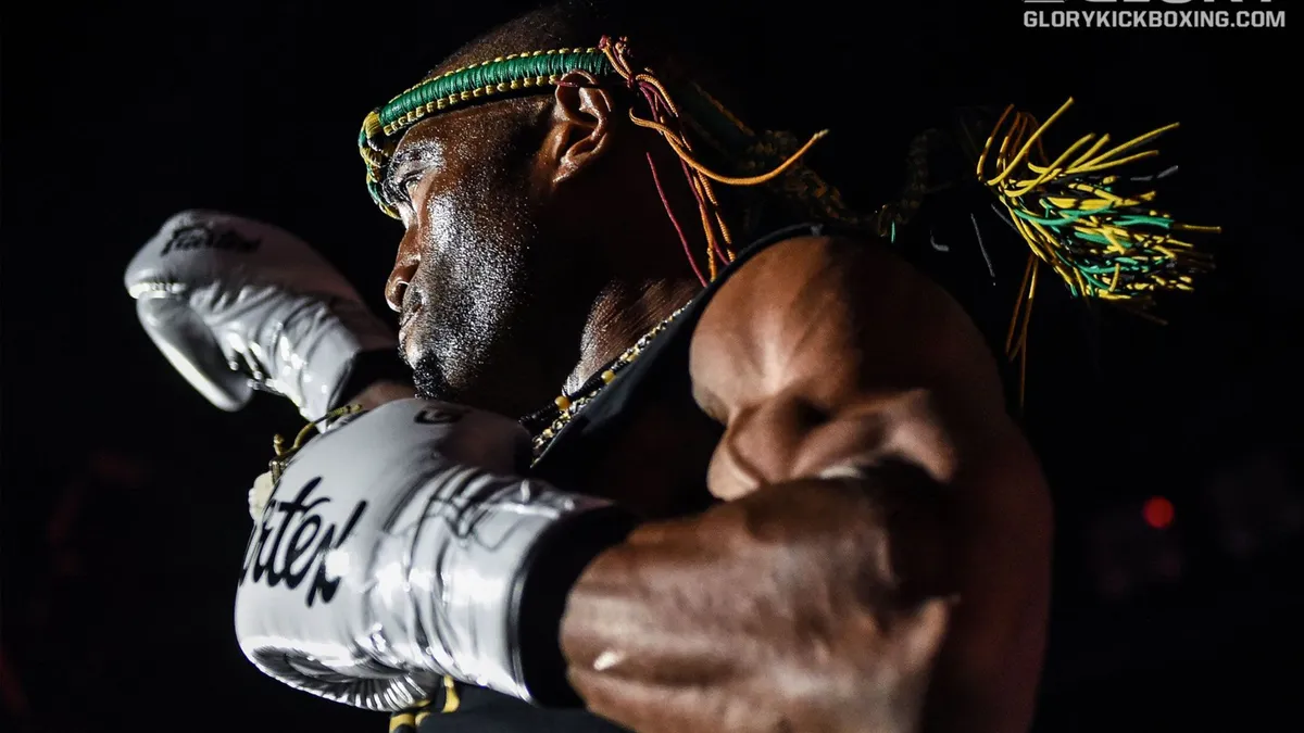 Ex-Glory ster op weg naar de UFC: Scoort winst bij MMA comeback ...