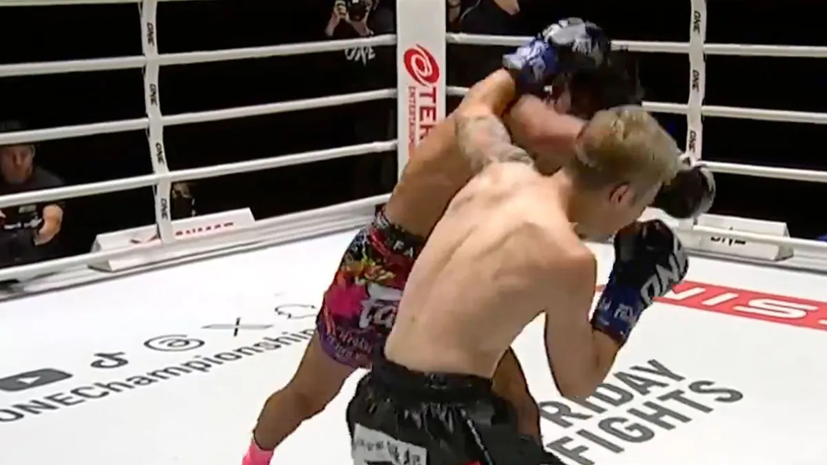 Raak! Kickbokser na ongenadige stoot wankelend knock-out | Vechtsport info