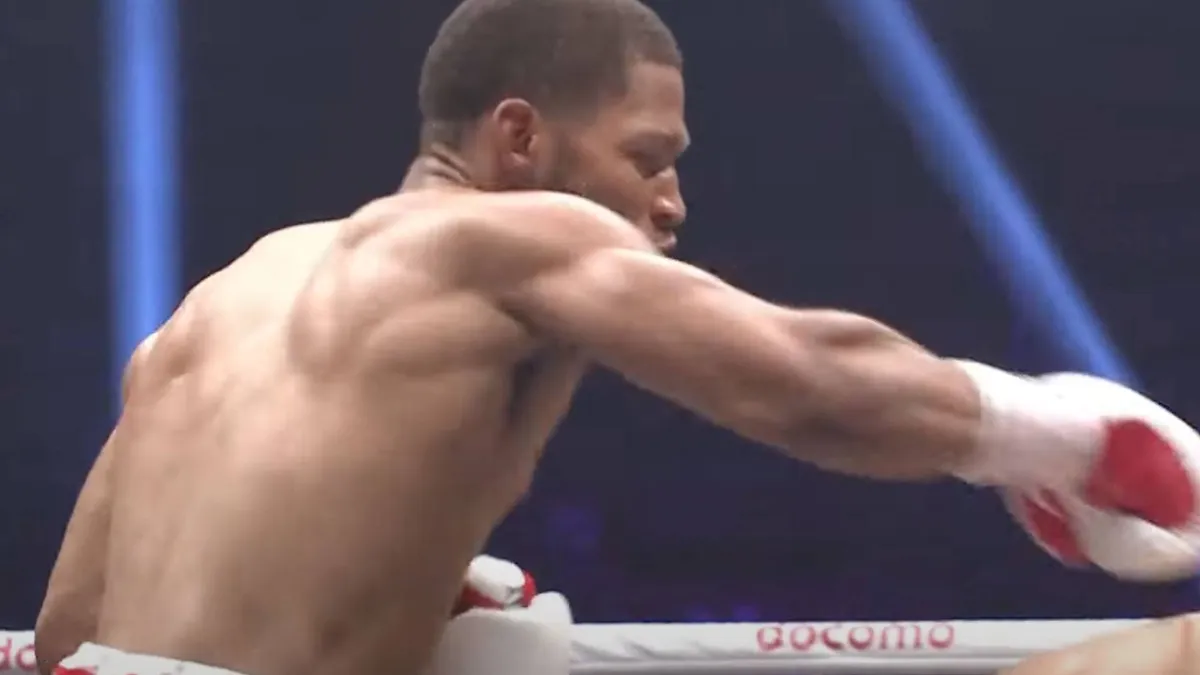 'Hij bewoog niet meer!' Jongste bokskampioen slaat tegenstander ...
