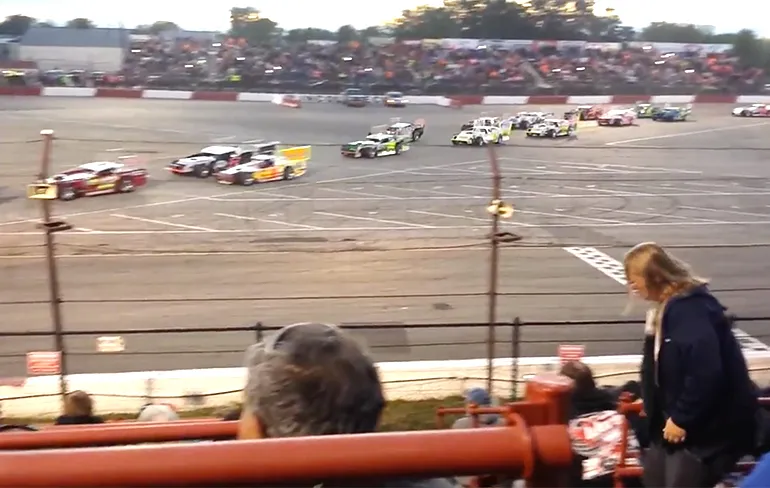 World Figure 8 Enduro op Indianapolis Speedrome is best bizarre race ...