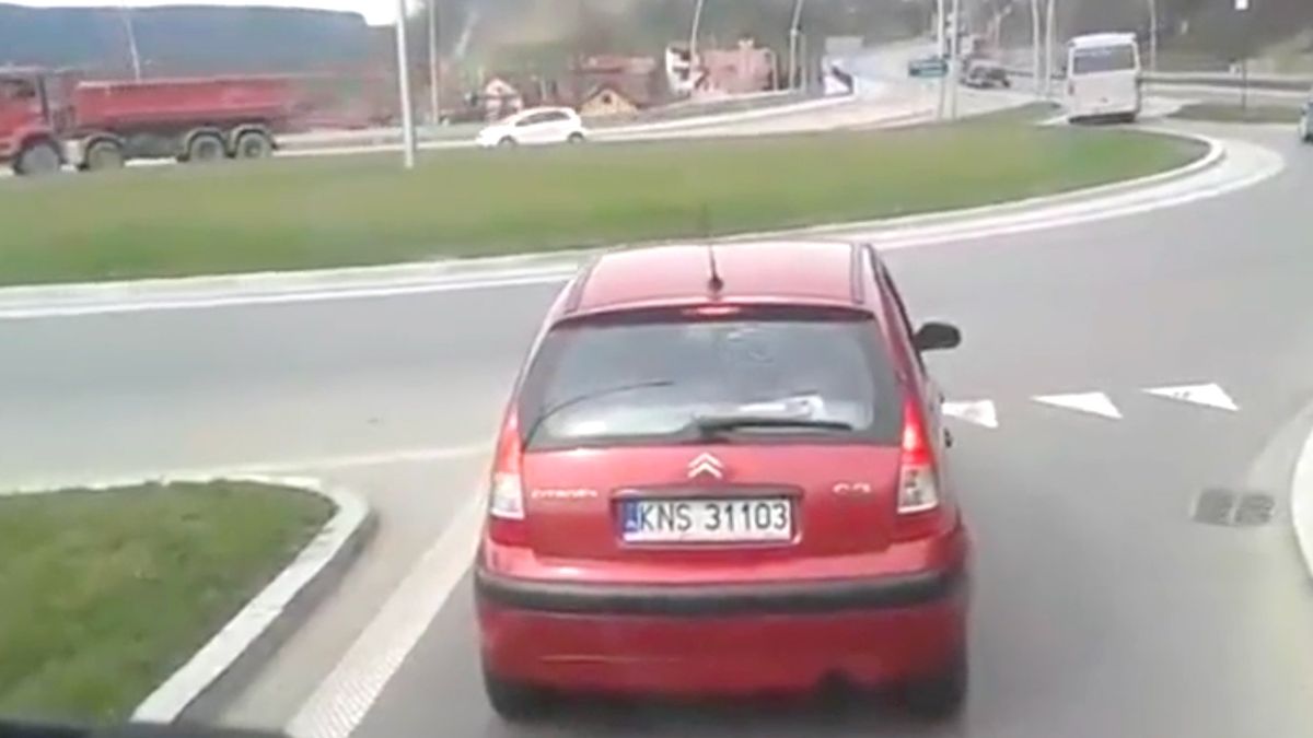 Automobilist in Polen heeft duidelijk de les 'rotonde rijden' niet ...