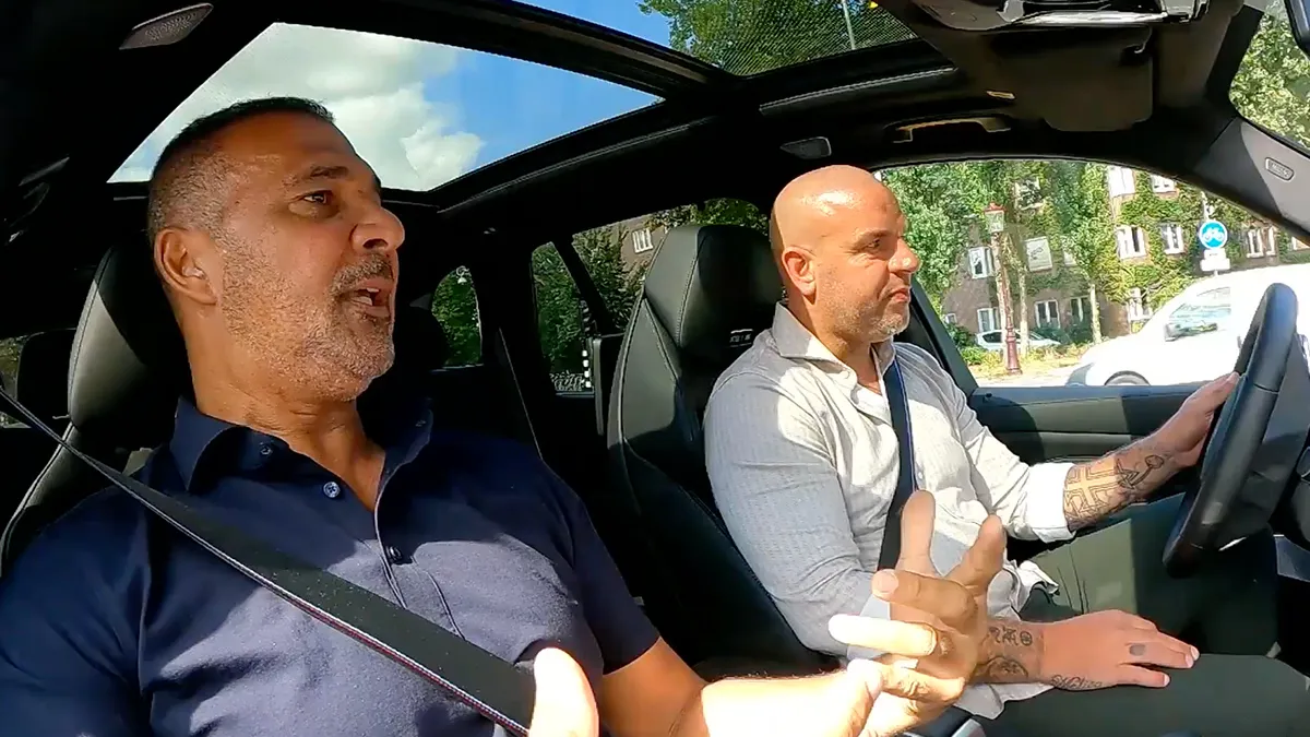 Ruud Gullit stapt bij Andy van der Meijde in de auto en begint met ...