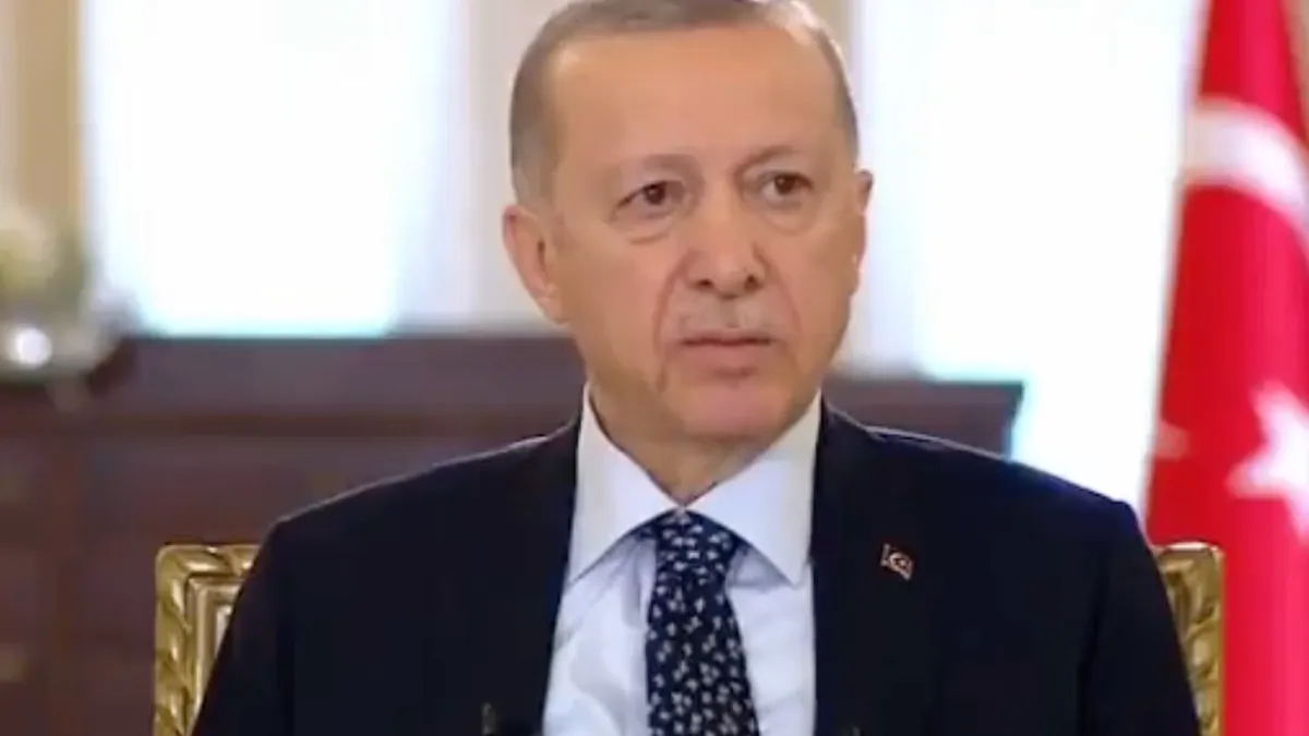 Turkse president Erdogan voelt zich plotseling niet lekker tijdens ...