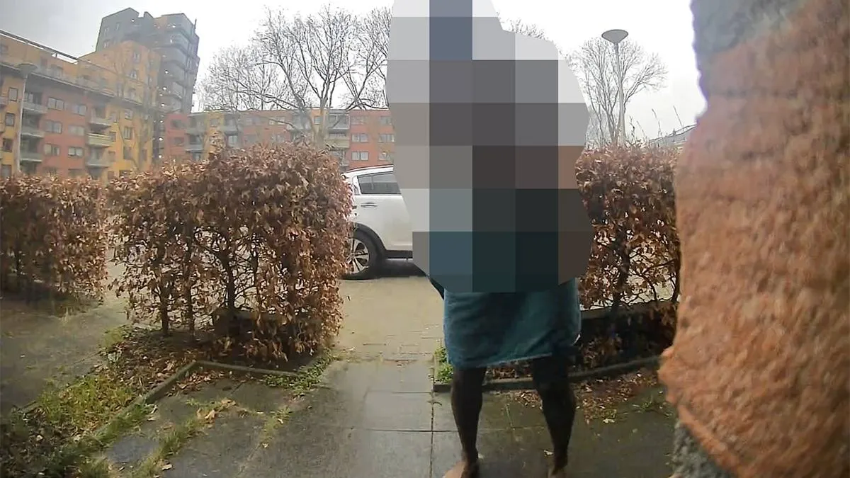 Zonder kleren bij z’n zusje vertoeven? Dat staat hij echt niet toe | VK ...