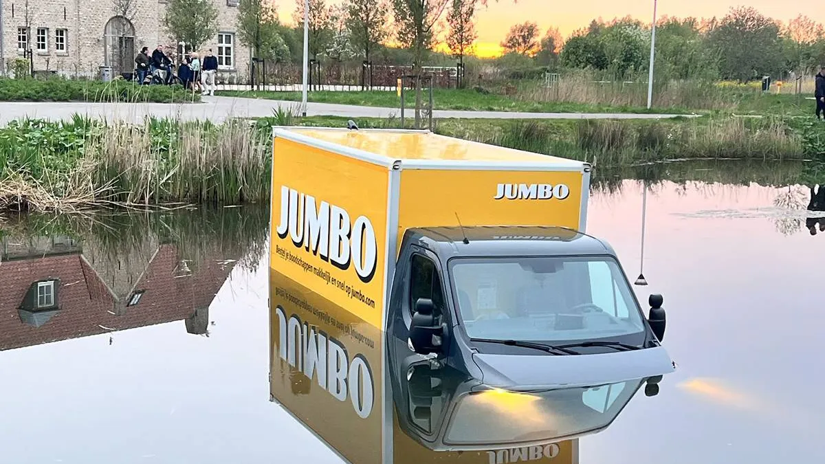 En we hebben beeld: Bezorgbusje Jumbo supermarkt rolt water in | VK ...