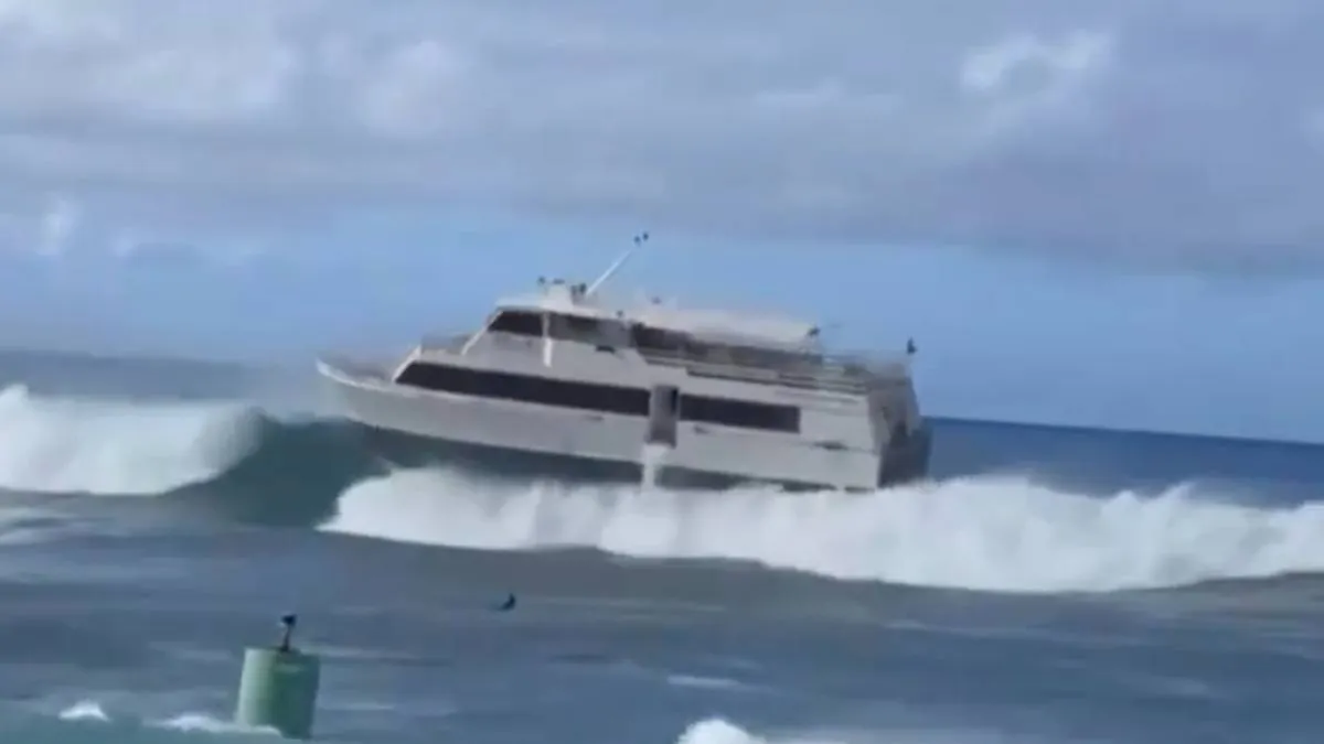 Toeristenboot ramt rif in Kewalos Harbor Hawaï en loopt vast, maar wel ...