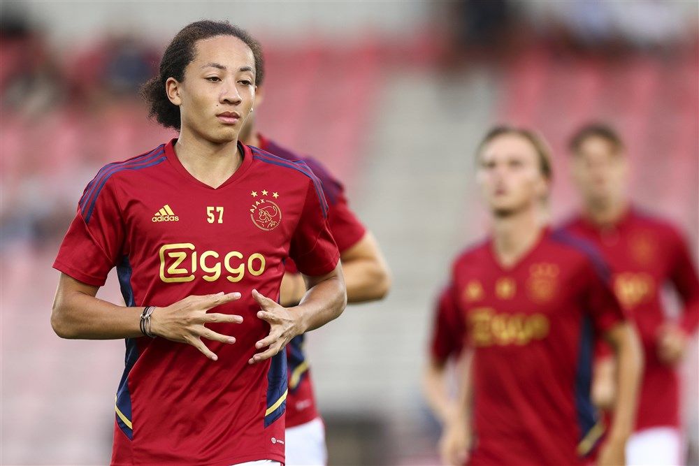 Schreuder kiest voor Fitz-Jim en Lucca, Kudus speelt als spits Schreuder kiest voor Fitz-Jim en Lucca, Kudus speelt als spits