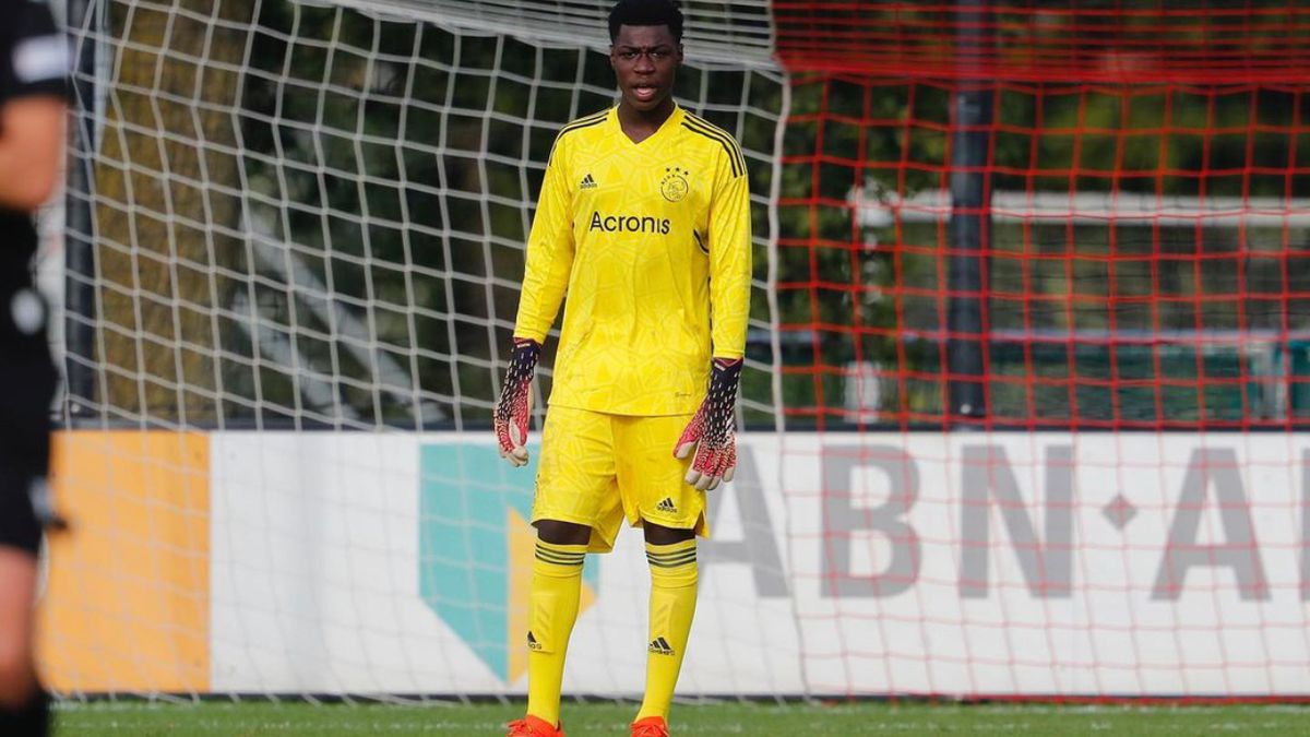 Ajax O17 verliest mini-Klassieker, Ajax O18 bekert verder na krappe ...