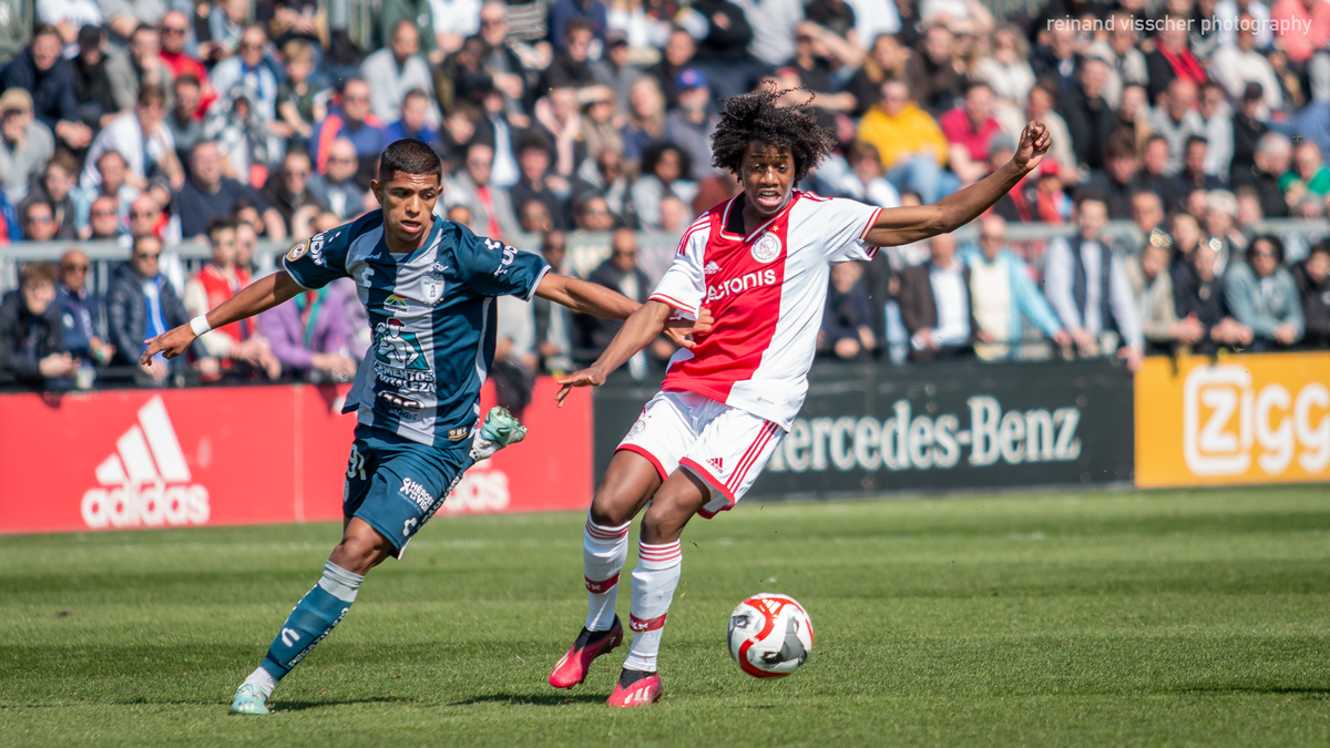 Ajax O18 wint mini-Klassieker na dubbelslag O'niel; Ajax O15 verslaat PSV O15 met ruime cijfers