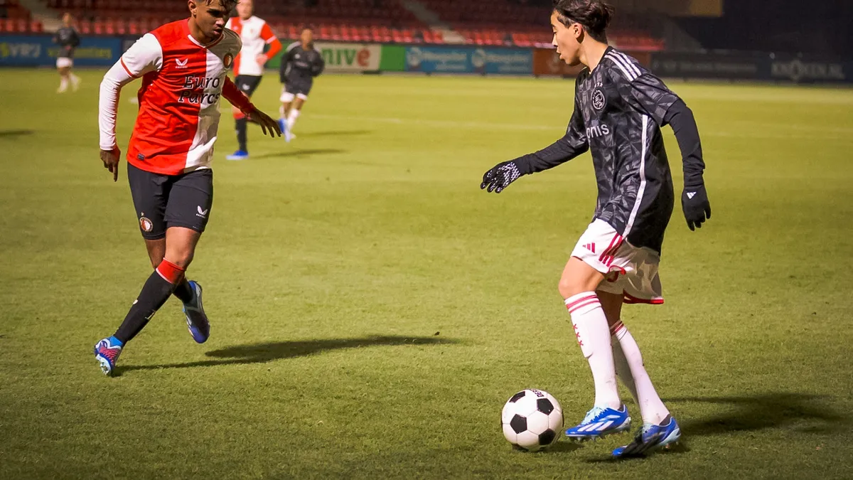 Ajax O17 verliest van Feyenoord O17 en ziet Rotterdammers kampioen worden