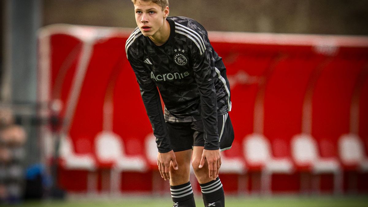 'Steur gaat bij Ajax profcontract tekenen tot medio 2027, PSV grijpt naast toptalent'