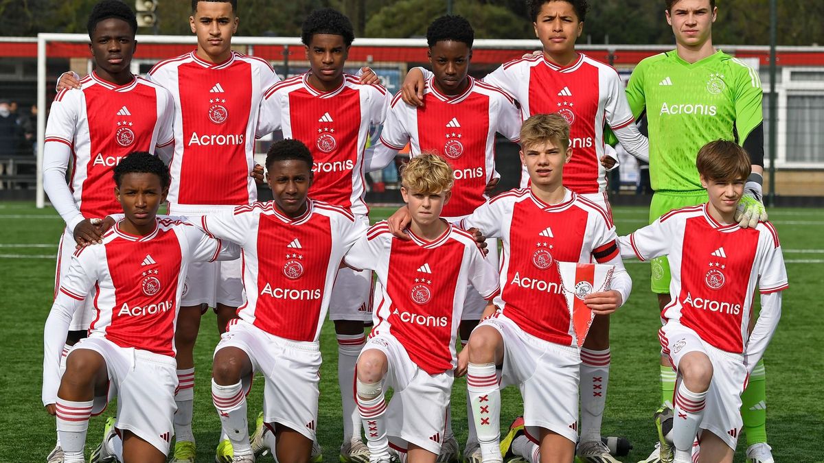 Kweekvijver: Ajax O15 op de Orange Veins Cup: ‘Als het loopt, spelen ze ...
