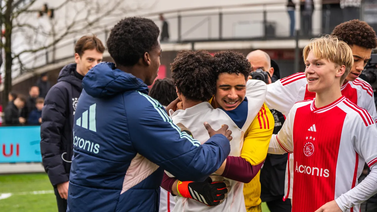 Ajax O17 wint bekerfinale met ruime cijfers van leeftijdsgenoten ADO ...