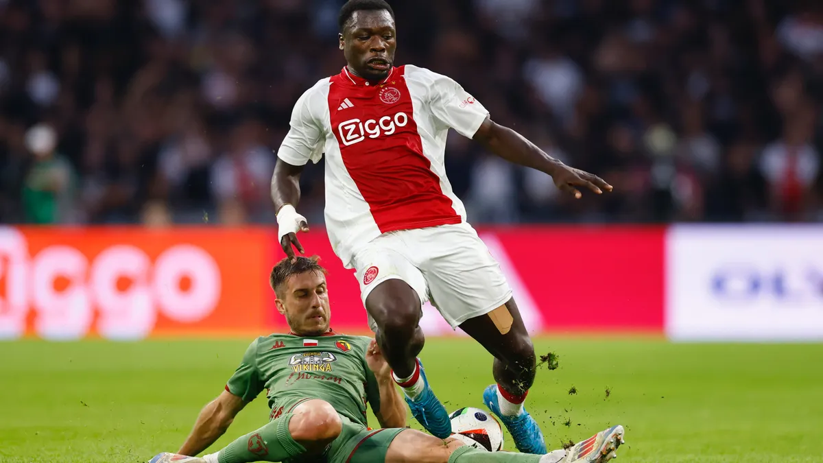Brobbey gaat ervan uit bij Ajax te blijven: 'Op dit moment ben ik lekker bij Ajax'