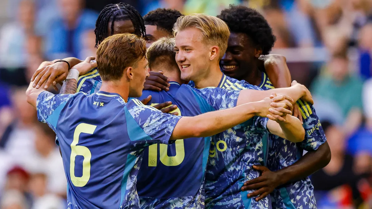 Jong Ajax geeft voorsprong twee keer uit handen en speelt gelijk op ...