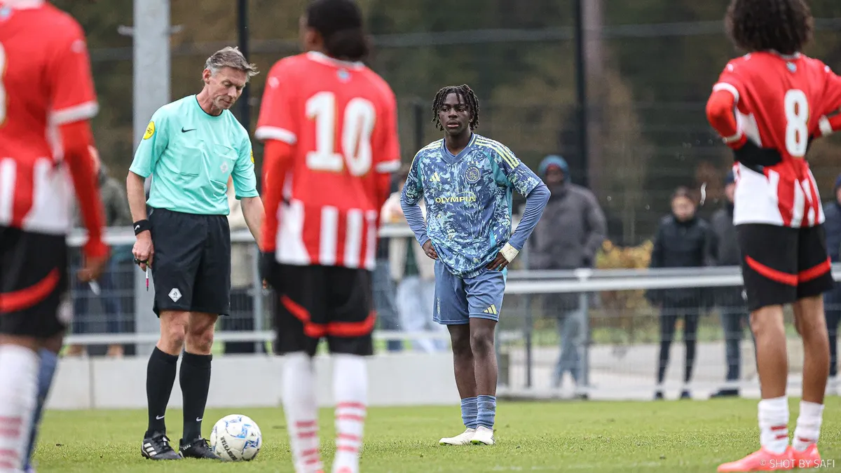 Ajax O19-talent stelt zich voor: 'Ik kan de aanvallers bedienen en zelf ...