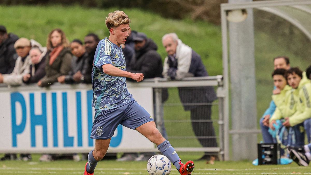 Ajax O17 boekt verdiende oefenzege op leeftijdsgenoten Borussia Dortmund