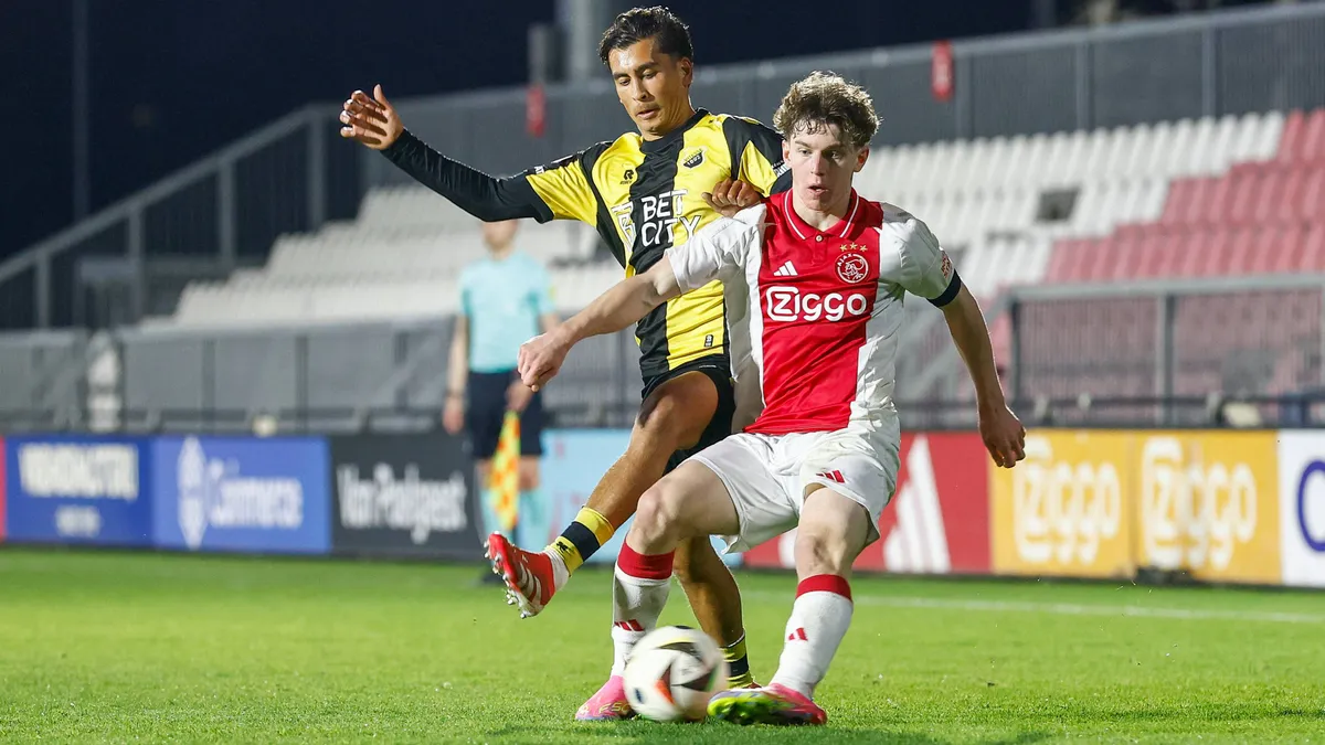 Jong Ajax en Vitesse delen de punten na enerverende tweede helft
