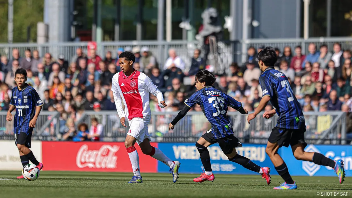 Ajax beloont Tilborg met eerste profcontract; verdediger tekent tot ...