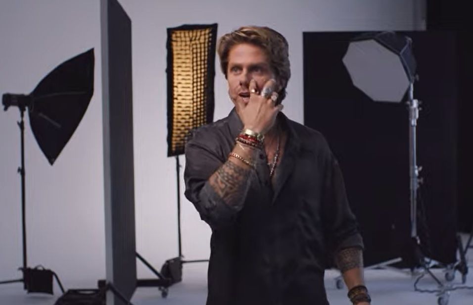 Bakker kijkt documentaire André Hazes jr.: 'De jongen heeft heel veel ...