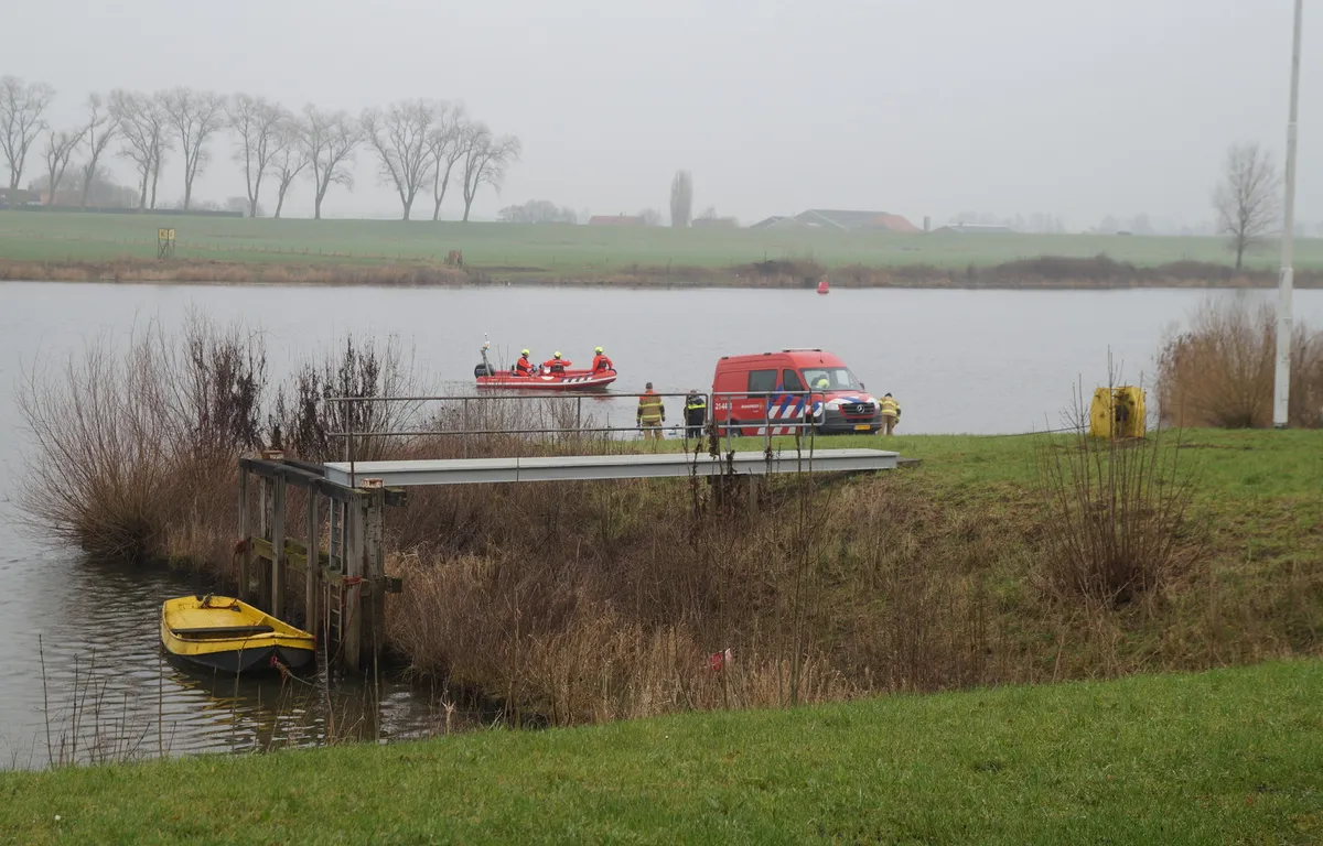 Zoekactie op de Maas bij Herpt naar vermiste man (82) uit Vlijmen Zoekactie op de Maas bij Herpt naar vermiste man (82) uit Vlijmen