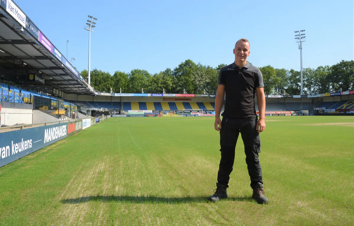 Fieldmanager Thimo de Nijs vertelt alle details over grasmat RKC Waalwijk