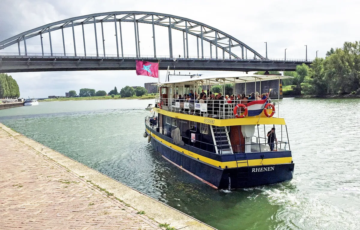 Airborne herdenkingsvaart met de Blauwe Bever van Oosterbeek naar Arnhem