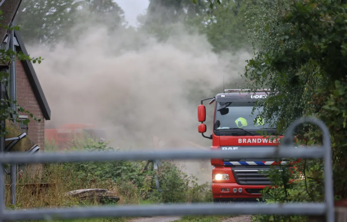 Forse opslag hooi in brand aan Heihorst in Zeeland (N.Br.) VIDEO