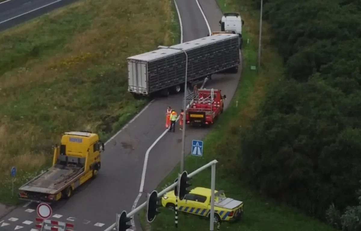 Vrachtwagen verliest trailer op oprit A28