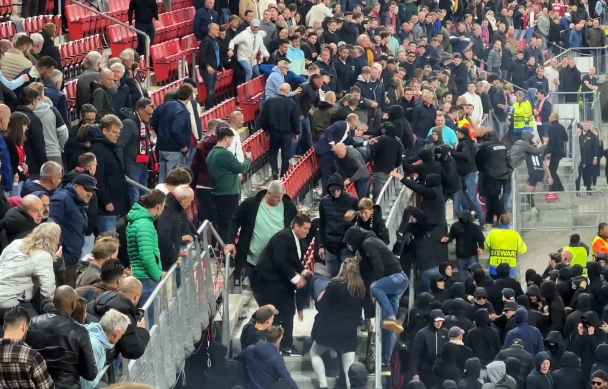 Politie toont beelden hooligans na rellen in AZ-stadion