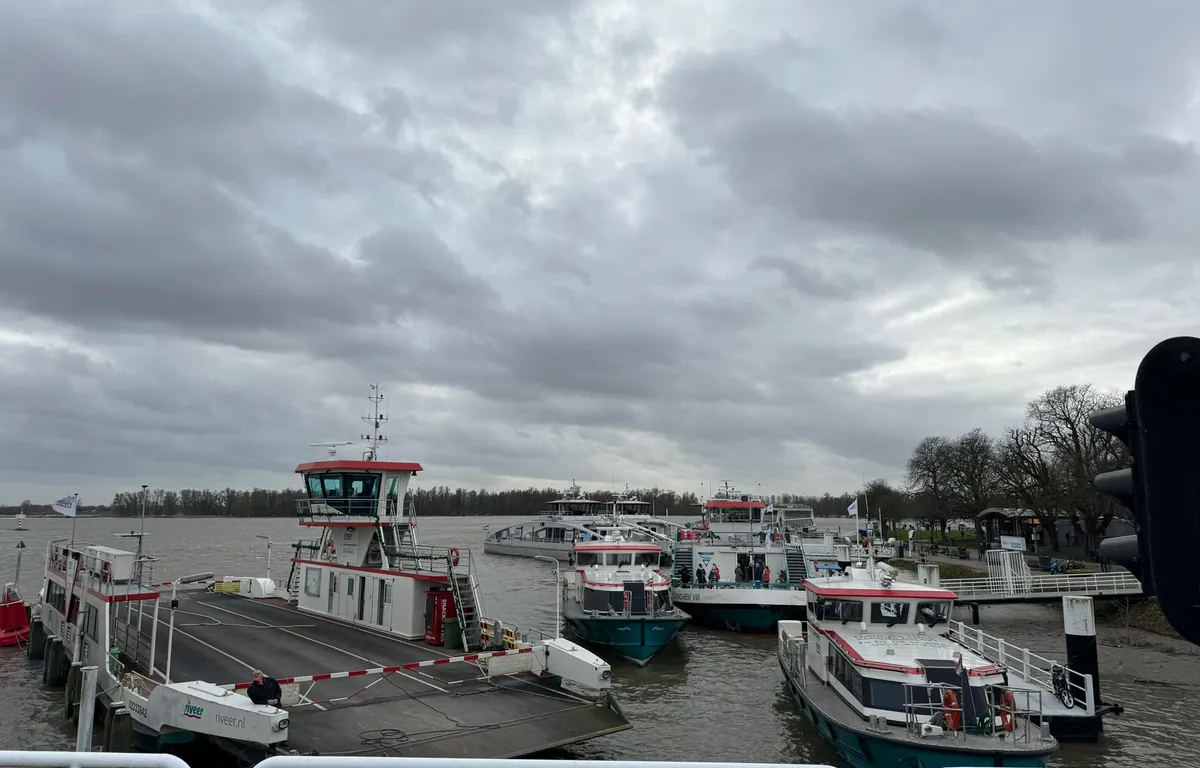Veer Brakel-Herwijnen onbereikbaar door hoog water