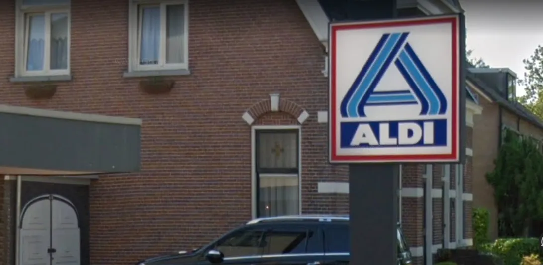 Tijdens de feestelijke heropening Aldi Apeldoorn deelt Aldi boodschappentassen uit