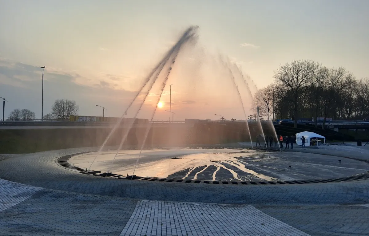 Fontein Blauwe Golven spuit weer voor even